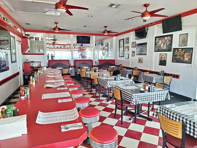 Classic diner d&eacute;cor that makes you feel like you've stepped into a Norman Rockwell painting with better food.