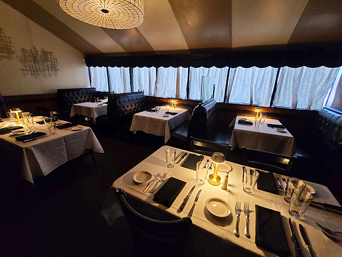 Leather booths, white tablecloths, and perfectly dimmed lighting &ndash; this isn't trendy ambiance, it's the real deal that's been perfected over decades of memorable meals.