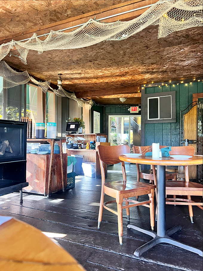 Fishing nets draped across the ceiling create that perfect "you're definitely eating seafood today" ambiance that no designer could replicate with a million-dollar budget.