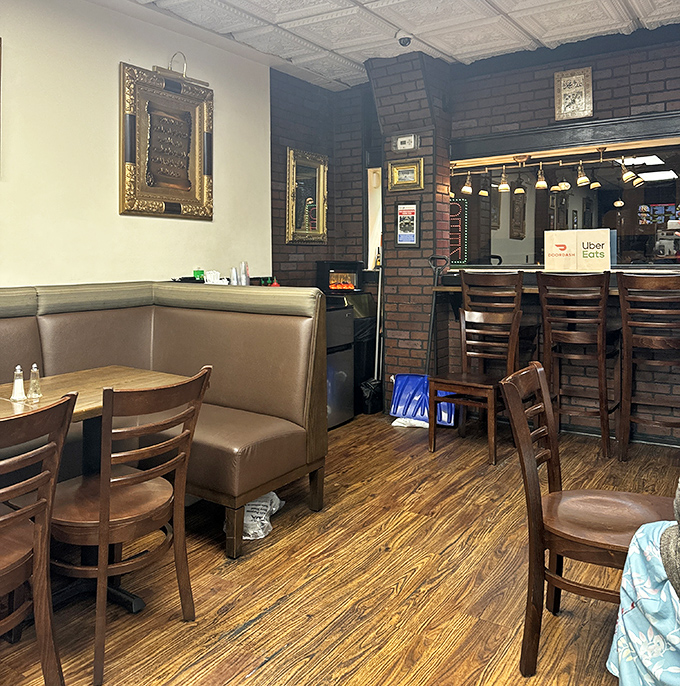 Cozy booths and simple d&eacute;cor tell you immediately: this place invested in the kitchen, not interior designers. Smart move.