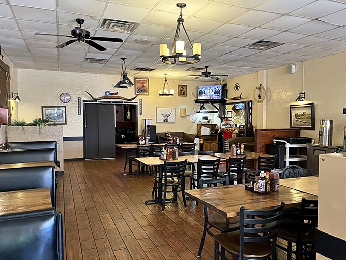 Simple wooden tables, ceiling fans, and Texas-themed décor create that rare atmosphere where both cowboys and accountants feel equally at home.