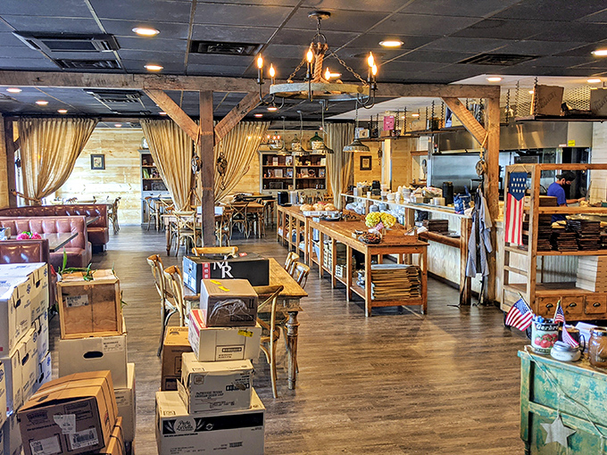 Where farmhouse meets fine dining. Exposed beams, wooden tables, and American flags create that rare atmosphere where both foodies and comfort-seekers feel at home.