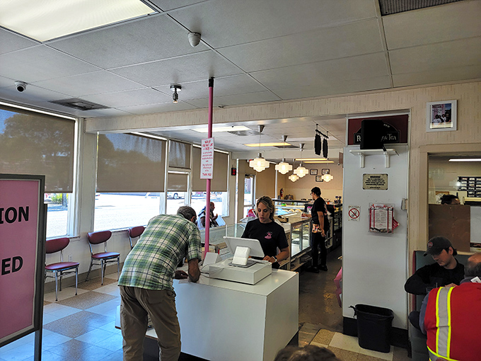 Inside, time stands deliciously still. The no-nonsense counter service and classic diner setup tell you immediately: this place prioritizes substance over style.