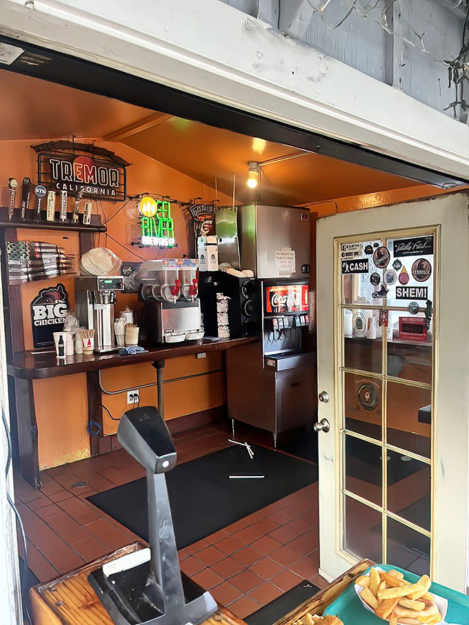 Step inside to a world where fancy d&eacute;cor is sacrificed for what matters most: the perfect fry station and cold drinks ready for thirsty seafood lovers.