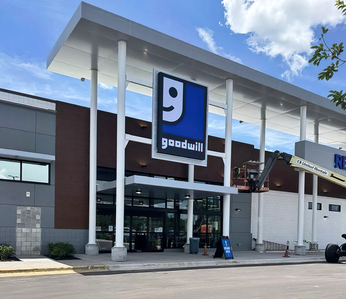 The smiling "g" logo welcomes bargain hunters like a old friend saying, "Come on in, I've been saving something special just for you." 