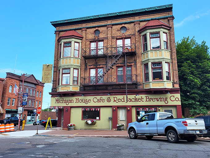 The Michigan House Caf&eacute; & Red Jacket Brewing Co. stands as proudly as your uncle after fixing something that wasn't actually broken. Those bay windows have seen some stories.