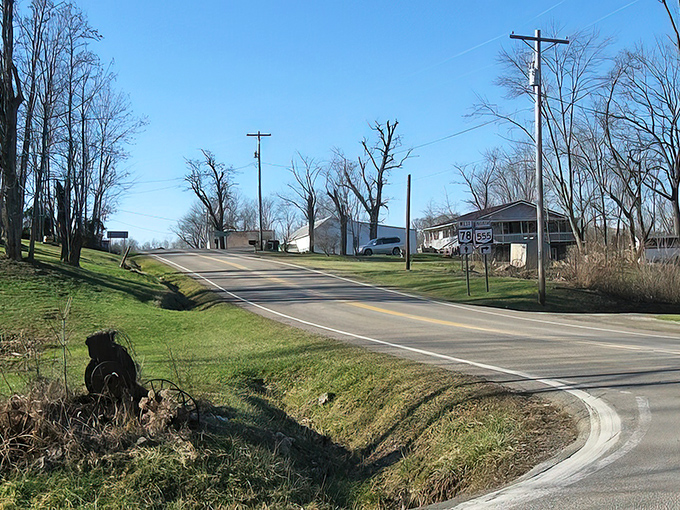 Small towns dot the landscape along Route 555, where time slows down and the scenery becomes the main attraction.