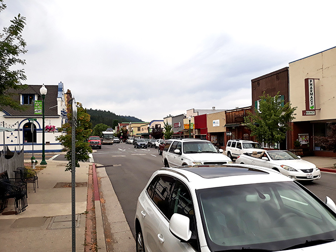 Main Street Quincy&mdash;where "rush hour" means three cars waiting at the stoplight and everyone still has time to wave hello.