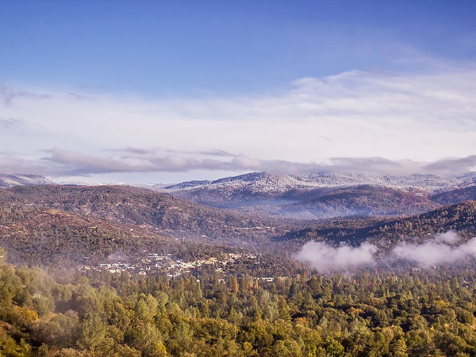 Nature's morning show doesn't require a subscription &ndash; just a window and an appreciation for Sierra Nevada splendor. 