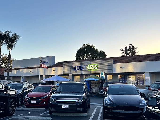 The parking lot fills quickly on weekends &ndash; early birds don't just get worms here, they get prime parking and first dibs on treasures.