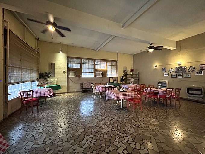 Red checkered tablecloths and simple furnishings set the stage where barbecue, not d&eacute;cor, rightfully remains the star of the show.