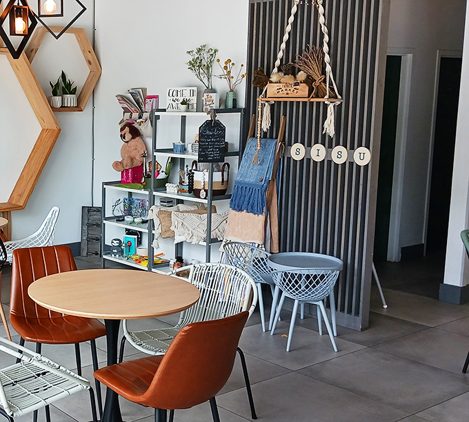 Mid-century modern meets cozy comfort in this thoughtfully designed space where wooden chairs and playful wire seating create an Instagram-worthy breakfast haven.