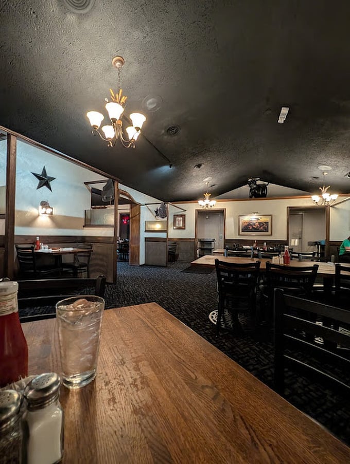 Step inside and time stands still – dark ceilings, wooden tables, and Texas stars create the perfect backdrop for serious steak consumption.