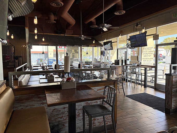 Industrial chic meets comfort food paradise in this perfectly unpretentious dining room designed for serious eating.