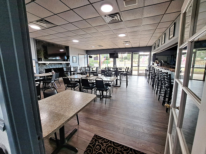 Inside, simplicity reigns supreme. This isn't where you'll find Edison bulbs or reclaimed wood&mdash;just honest space where the food does the talking.