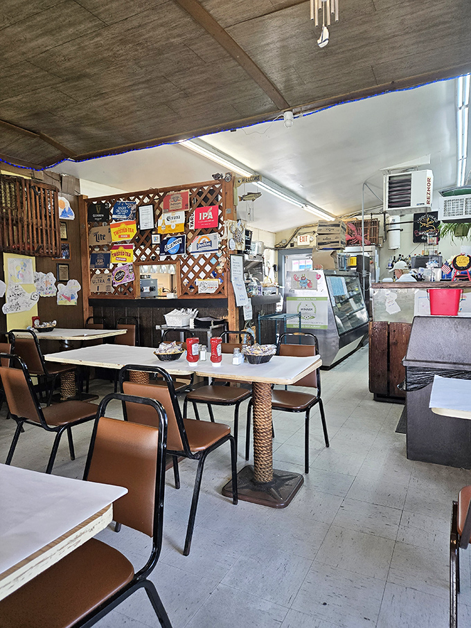 No-frills dining at its finest. The lattice walls adorned with beer signs and rope-wrapped table bases create that authentic "just-caught" atmosphere.