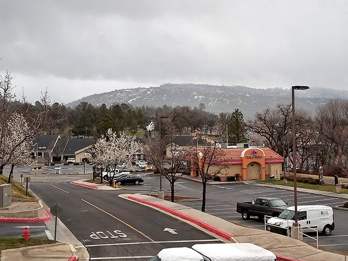 Small-town charm meets mountain views in Oakhurst, where even the parking lots come with postcard-worthy backdrops.