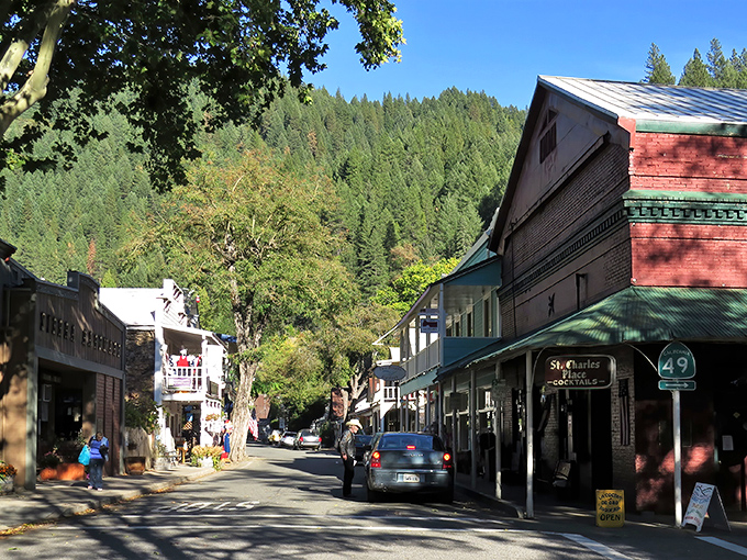 Downieville's charming main street nestled between pine-covered mountains. Nature and history in perfect harmony!