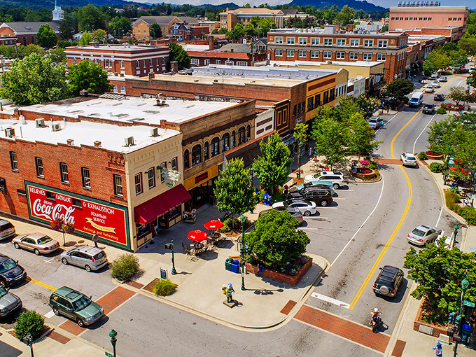 Hendersonville's Main Street could double as a movie set&mdash;just add actors and roll the cameras on small-town perfection.