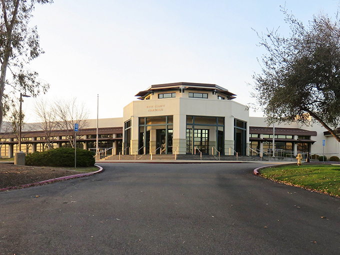 Justice never looked so refreshing! Oroville's courthouse gleams like a modern oasis among those California pines. It's where small-town charm meets big-city architecture.
