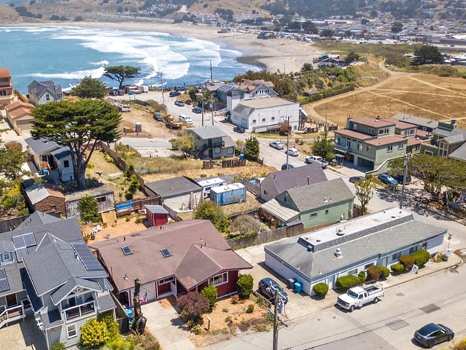 Pacifica's dramatic shoreline unfolds like a coastal dream sequence. Those waves aren't just water &ndash; they're daily therapy.