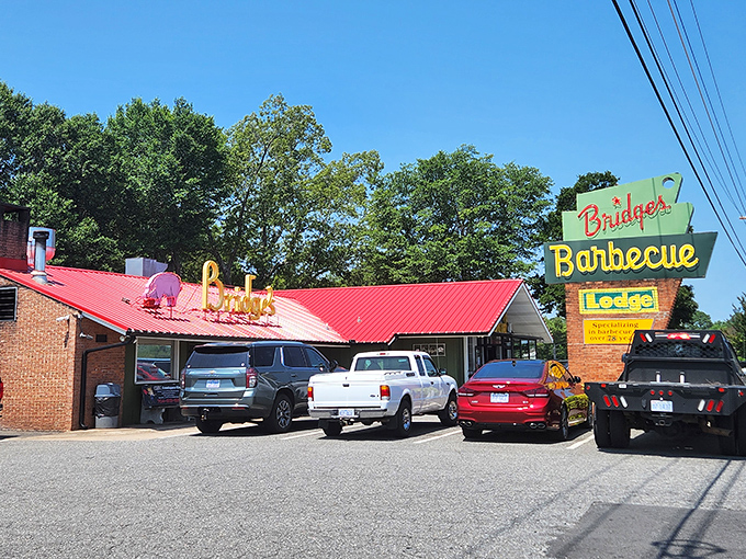 Bridges Barbecue Lodge with its eye-catching red roof and vintage sign is like stepping into a barbecue time machine. That little pink pig knows what's up!