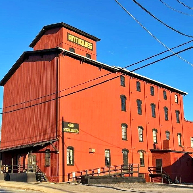 This towering red giant isn't hiding &ndash; it's proudly announcing "400 antique dealers live here!" Bold architecture for bold collectors.