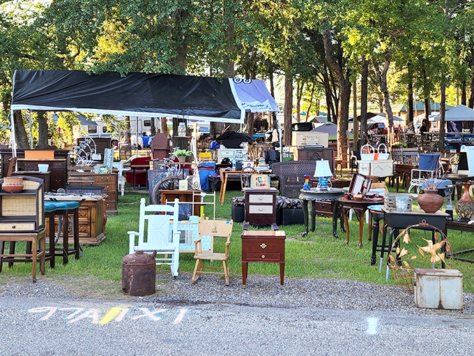 The motherlode of markets! Canton's legendary pavilions house everything from farmhouse finds to quirky collectibles waiting to be discovered.