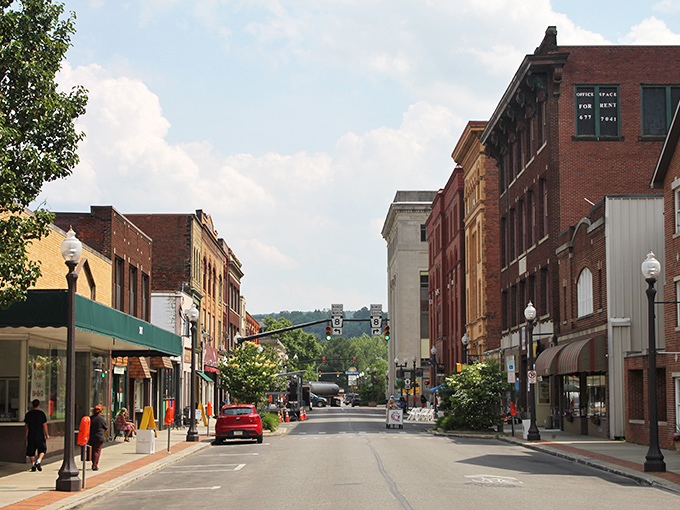 Classic Americana on display! These streets have more character than a Spielberg movie, minus the Hollywood price tag.