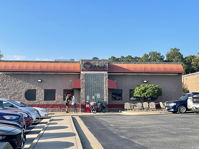 With its distinctive glass block entrance and welcoming awnings, Oscar's promises diner perfection before you even step inside.