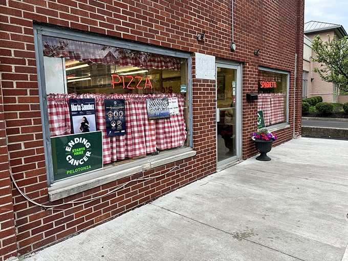 Those red-and-white checkered curtains aren't just decoration – they're a portal to pizza paradise. Rubino's classic charm is impossible to resist.