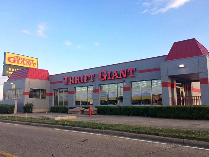 Clear blue skies frame this bargain paradise. Like an oasis for shoppers who prefer their retail therapy without the retail prices.