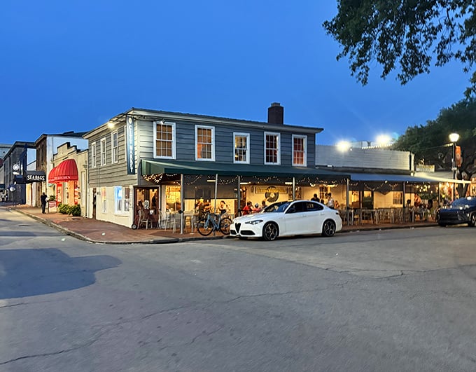 Historic charm meets modern hunger at this Savannah corner where pizza dreams come true nightly.