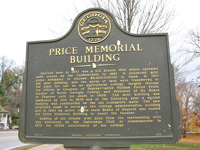 History buffs rejoice! This plaque tells the tale of Dahlonega's Price Memorial Building, where America's first gold rush left its mark on Georgia.