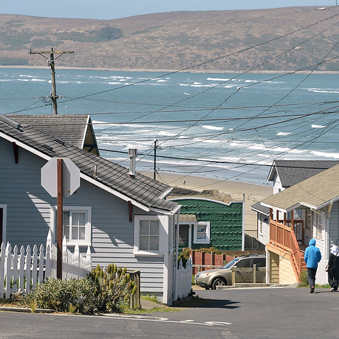 Where neighborhood streets double as viewpoints. Every house here seems to be playing a friendly game of "who's got the better ocean vista?"