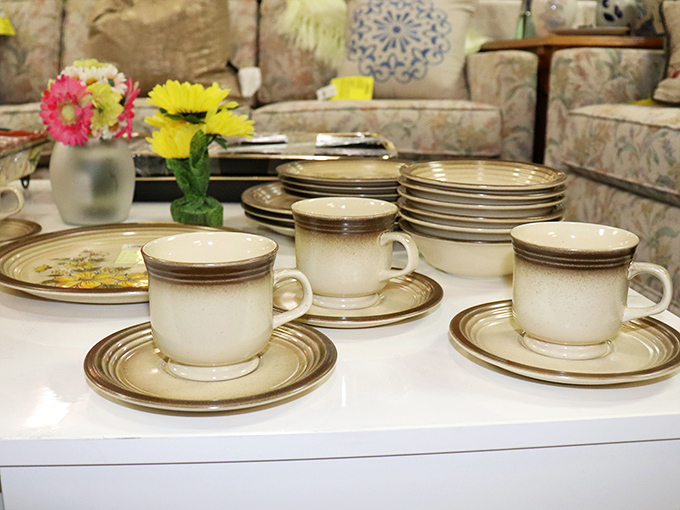 These cream and brown gradient mugs aren't just dishware; they're time machines to Sunday dinners at Grandma's when conversations flowed as freely as the coffee.