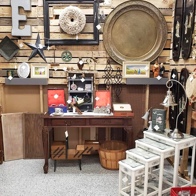 Not your average IKEA setup! This rustic display combines farmhouse charm with enough Americana to make Norman Rockwell reach for his paintbrush.