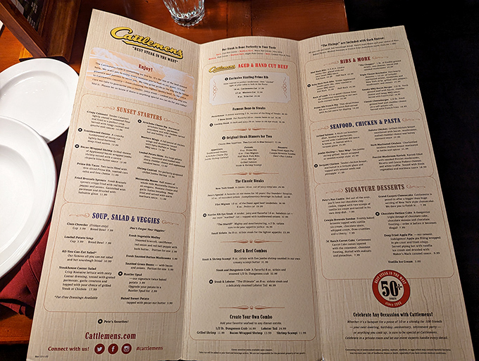 The menu at Cattlemens reads like a carnivore's dream journal—aged steaks, seafood treasures, and comfort food classics that grandmother would approve of.