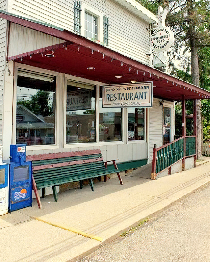 Boyd & Wurthmann's vintage storefront takes you back in time. That green bench outside has heard decades of post-pie satisfaction sighs.