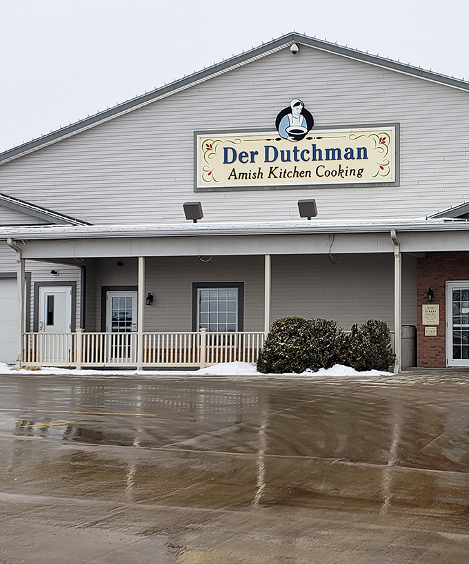 Der Dutchman's welcoming facade promises the kind of home cooking that makes you forget about counting calories.