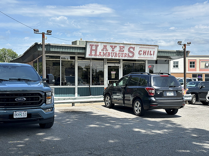 Hayes Hamburgers & Chili stands like a humble burger sentinel. This no-nonsense joint has been perfecting the art of the flat-top burger for generations.