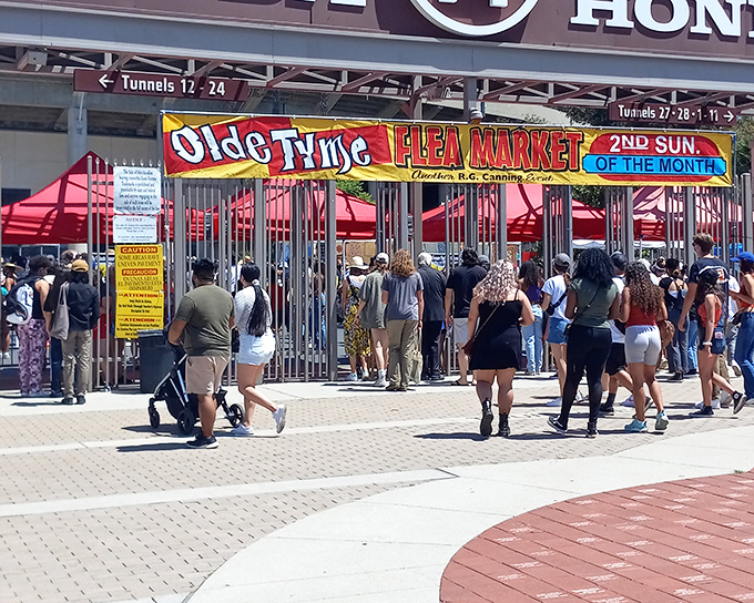 The Rose Bowl transforms! Where football legends play on Saturdays, treasure hunters score touchdowns on Sundays at this legendary market.