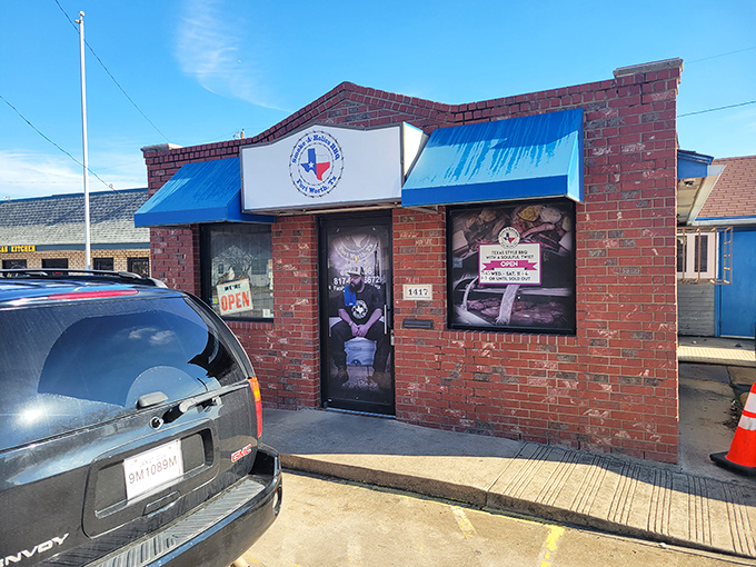 Smoke-A-Holics' colorful sign and longhorn statue create the perfect Texas welcome. It's like the BBQ equivalent of a warm hug.