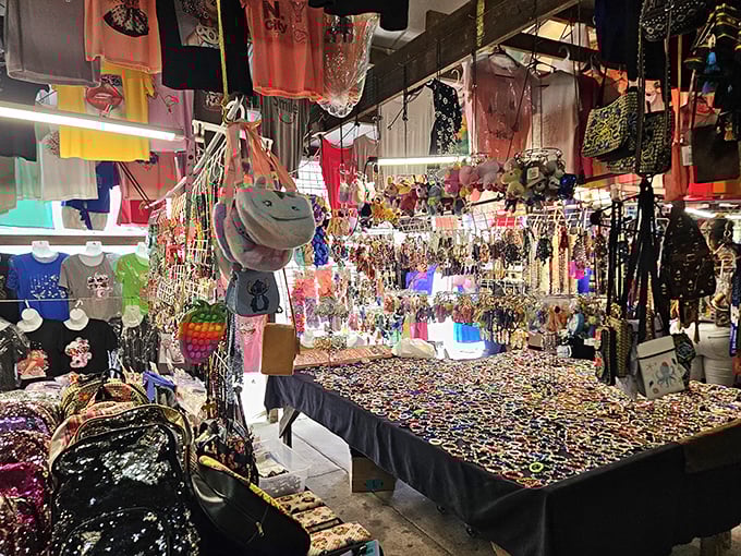 Merchandise displays that would make Marie Kondo have a panic attack &ndash; but every chaotic table holds potential treasures!