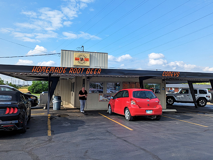 Cars line up like eager moviegoers, but the real stars here are those frothy mugs of root beer and loaded coneys.