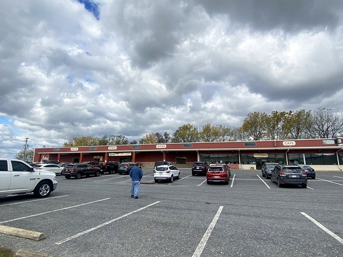 Paradise indeed for collectors &ndash; this sprawling mall houses everything from penny postcards to priceless heirlooms.