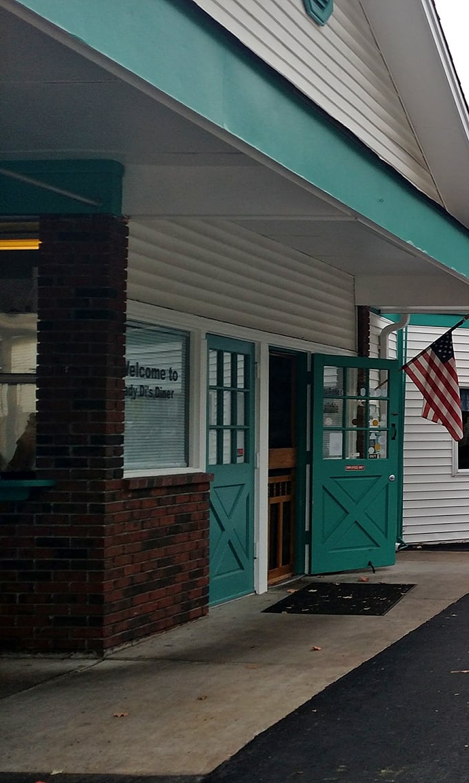 That American flag and those cross-hatch teal doors say it all: patriotism and pancakes, the perfect Missouri morning.