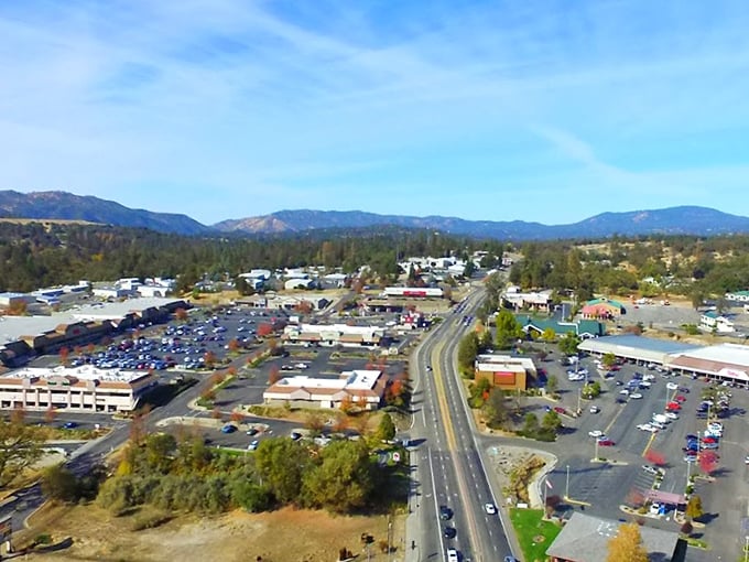 In Oakhurst, even running errands comes with a side of majestic Sierra views. Grocery shopping has never had such an impressive backdrop.