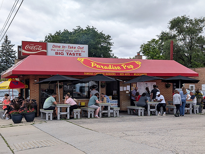 Picnic tables filled with happy eaters &ndash; the universal sign that you've found burger nirvana in Des Plaines.