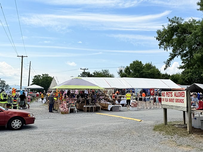 Blue tarps and white tents &ndash; the universal symbols of "good stuff at great prices" in any language.